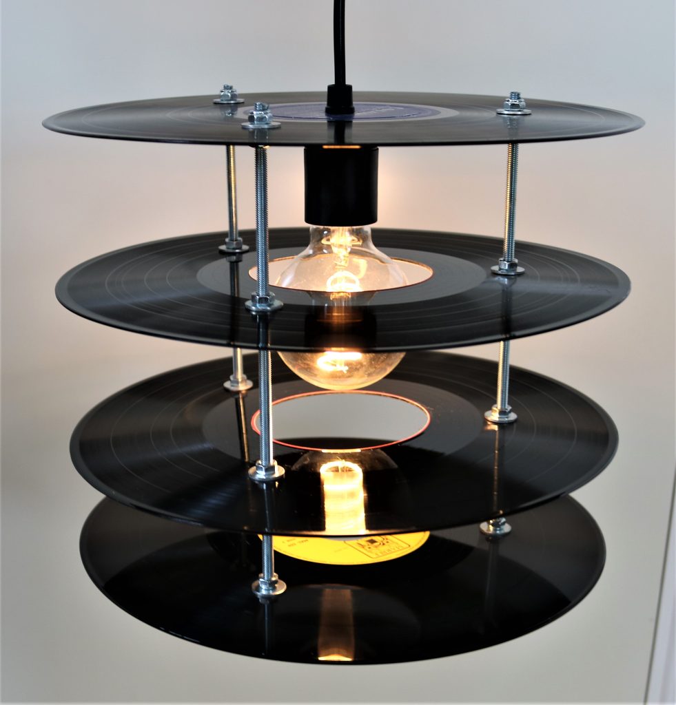 Genanvendts cool, elegante pendellampe lavet af vinylplader.