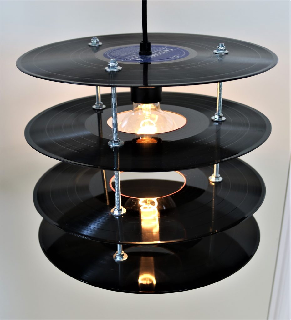 Genanvendts cool, elegante pendellampe lavet af vinylplader.