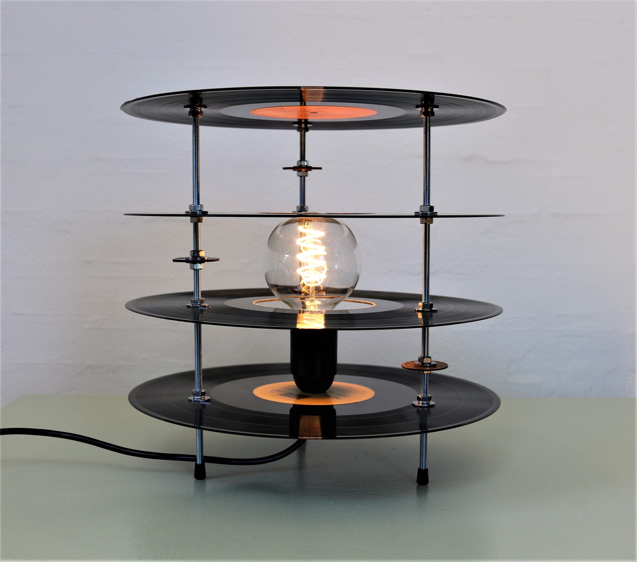 LP bordlampe designet af Genanvendt af vinylplader
